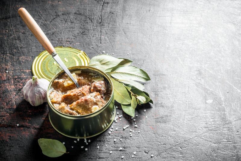 Ingeblikt Vlees Met Gesneden Brood En Hete Spaanse Peperpeper Stock ...