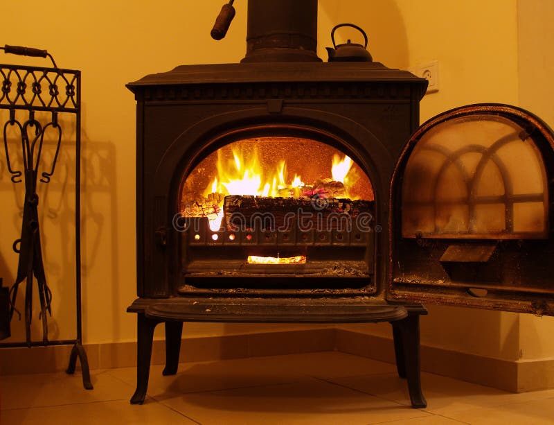 Familie bij een open haard stock foto. Image of vlam - 19855352