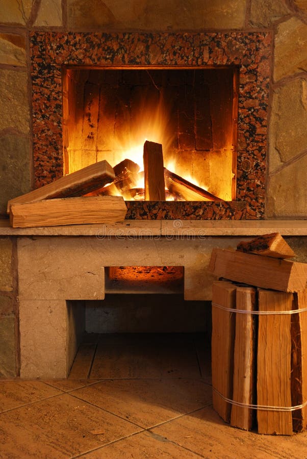Open Haard En Gestapeld Hout Stock Afbeelding - Image of brand ...