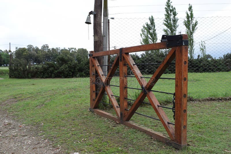 De Open Poorten Van De Ijzer Uitstekende Ingang in Oud Kasteel, Zonnige Dag Stock Afbeelding ...