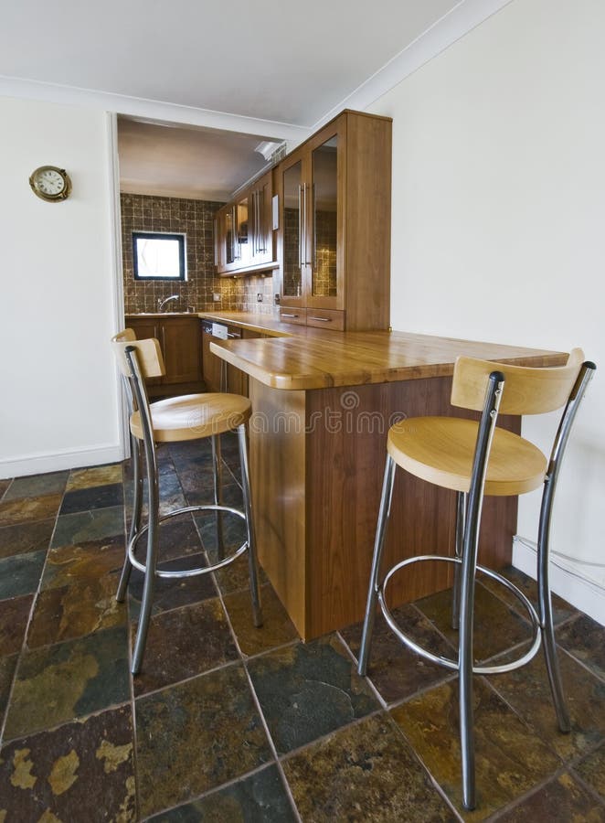 Moderne Keuken Met Eettafel Stock Afbeelding - Afbeelding bestaande uit ...