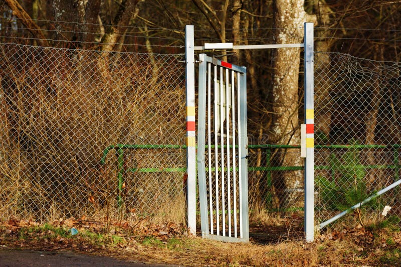 Open poort stock afbeelding. Image of breken, onwettig - 66826171