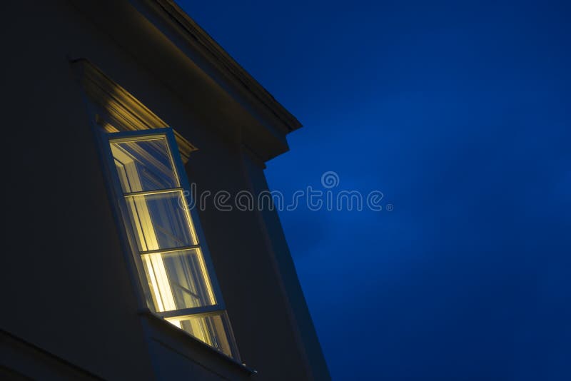 Open raam 's nachts stock foto. Image of nacht, muur - 190075896