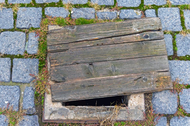 Open riool stock afbeelding. Image of kruimelstenen - 236016413