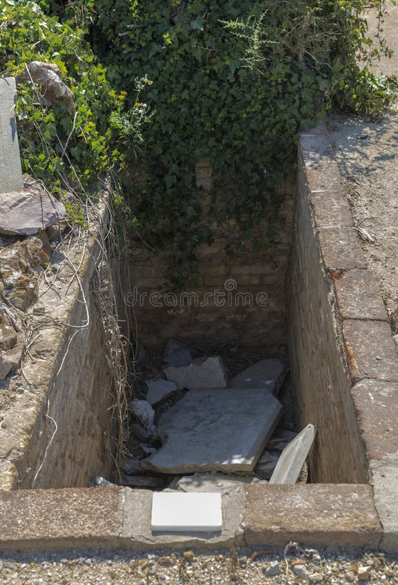 Open tomb in a cemetery stock image. Image of blank, dead - 40737365