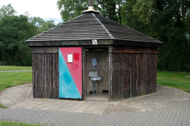 Openbaar Toilet Bij Zout Meer Redactionele Fotografie - Image of ...