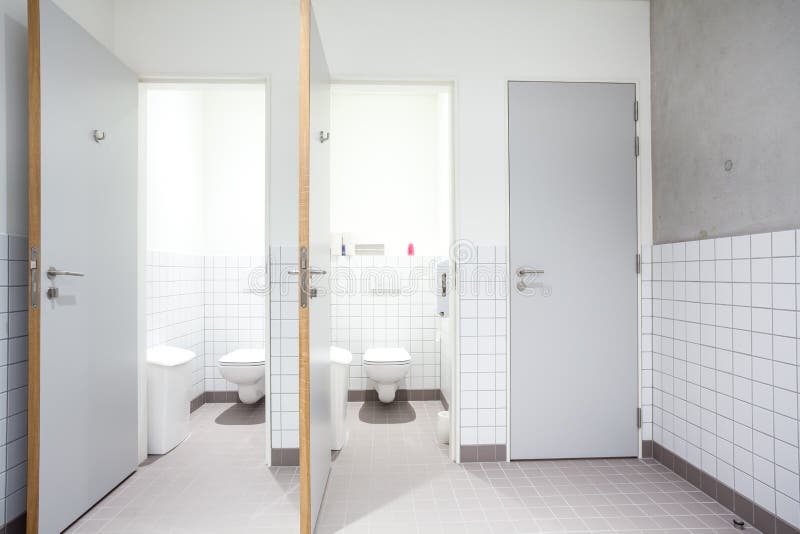 Openbaar Toilet Voor Mensen En Douche Stock Afbeelding - Image of muur ...