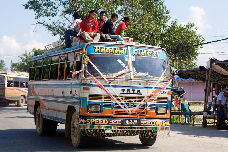 Openbare Bus in Nepal redactionele afbeelding. Image of passagiers ...