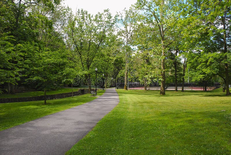 Openbare Park Het Lopen Weg Stock Afbeelding - Image of nieuw, bebost ...