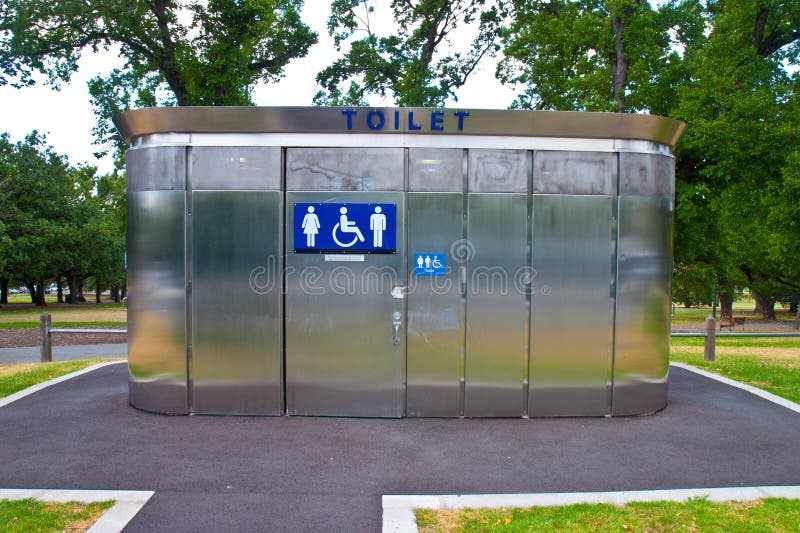 Oude openbare toiletten stock afbeelding. Image of dekking - 138511975