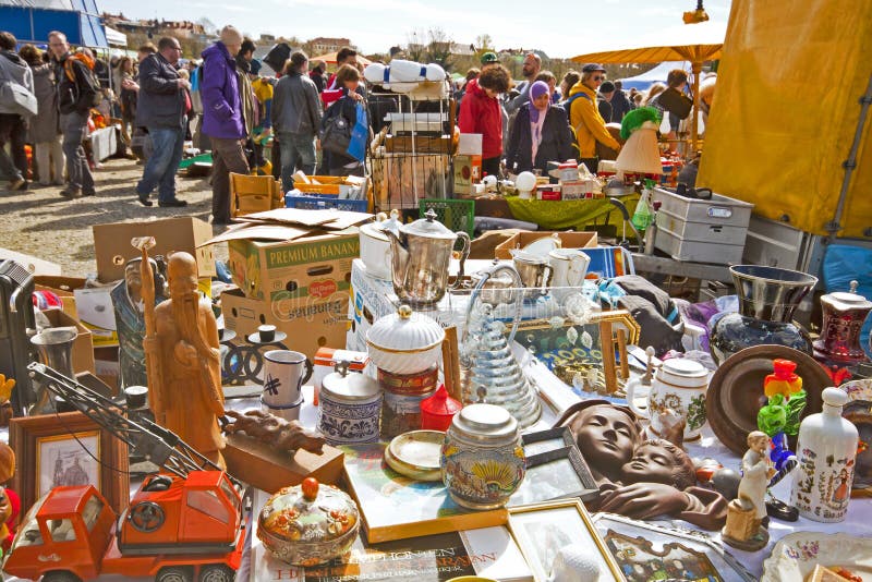 Openlucht Vlooienmarkt - Riesenflohmarkt Redactionele Stock Foto ...