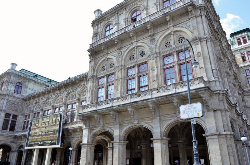 The Opera House in Vienna editorial image. Image of touristic - 110790120