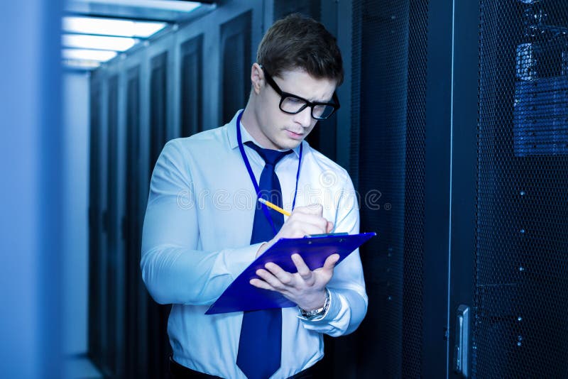 Operador Concentrado Que Toma Notas Importantes Imagen de archivo ...