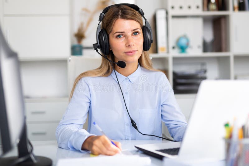 Operador De Call Center Feliz Conversando Com O Cliente Foto de Stock ...