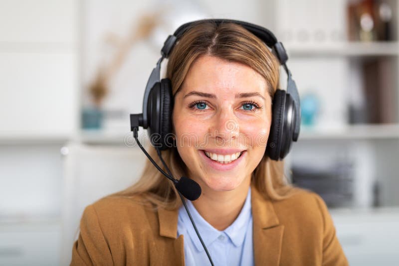 Operador De Call Center Feliz Conversando Com O Cliente Imagem de Stock ...