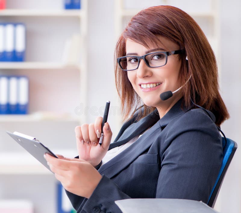 Operador De Centro De Llamadas Que Trabaja Con Clientes Imagen de ...