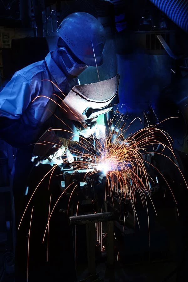Operador de la soldadura foto de archivo. Imagen de manual - 12895306
