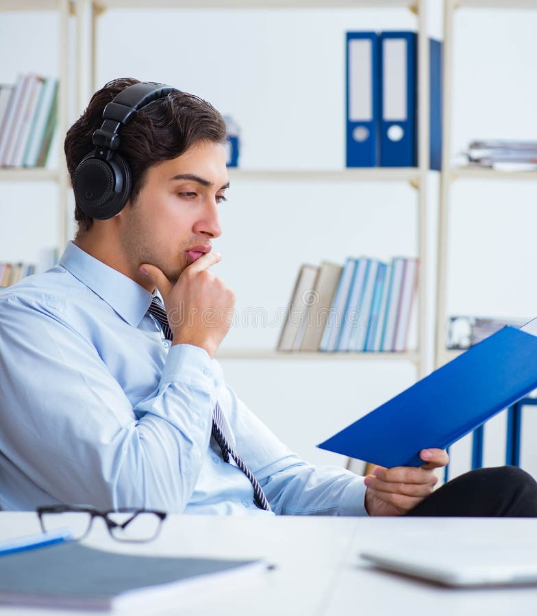 Operador Do Call Center Conversando Com O Cliente Em Direto Imagem de ...