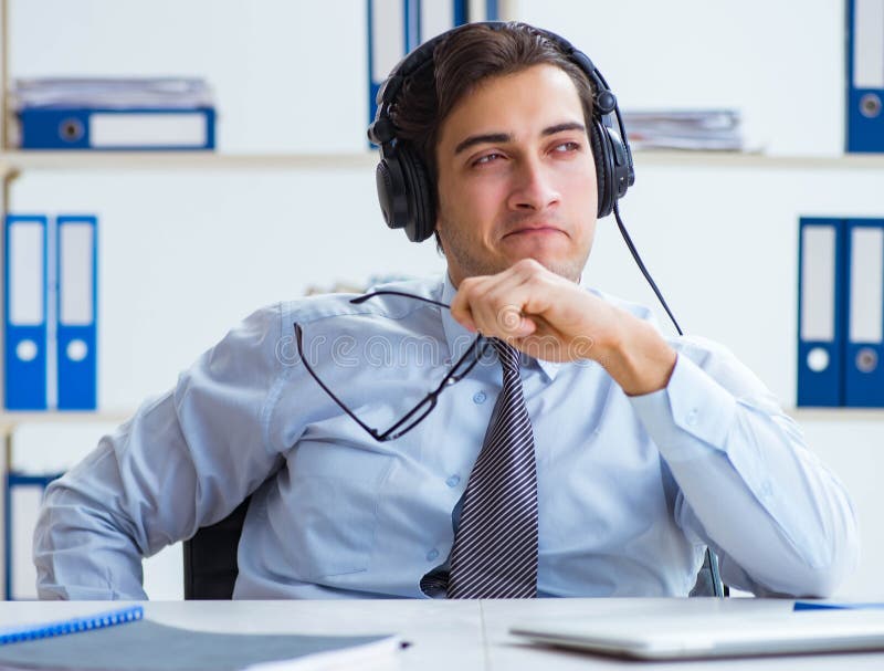 Operador Do Call Center Conversando Com O Cliente Em Direto Foto de ...