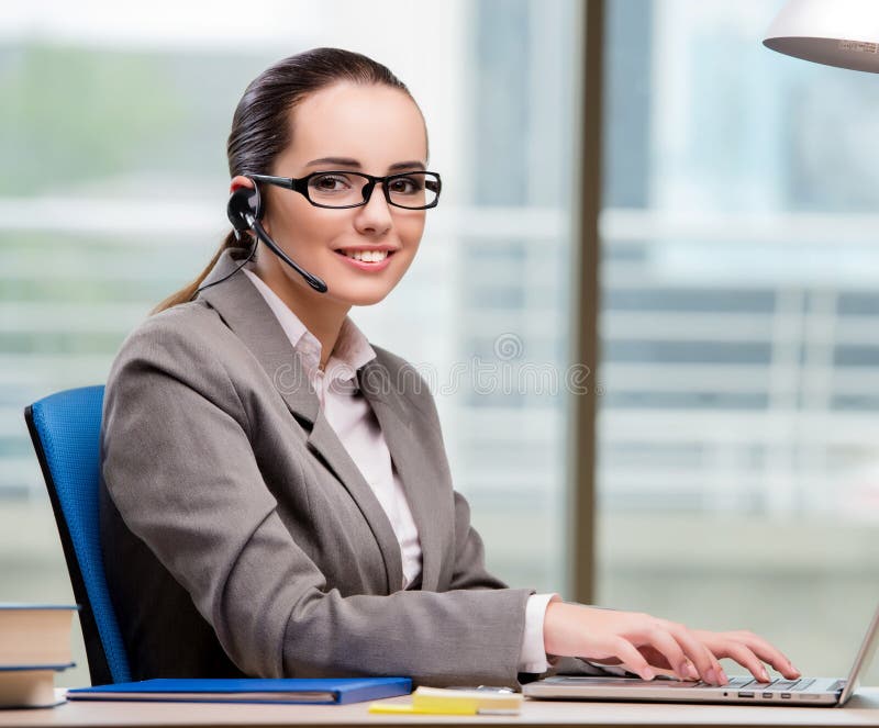 Operador Do Call Center Trabalhando Em Sua Mesa Foto de Stock - Imagem ...