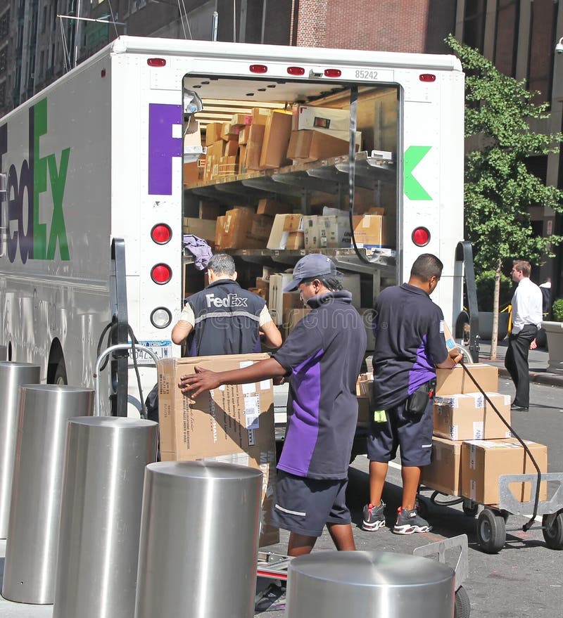 Fedex Trasporta La Consegna Su Autocarro Fotografia Editoriale ...