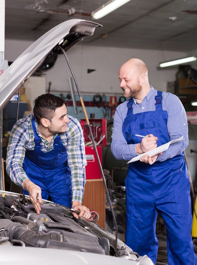 Operaio Che Calcola Il Prezzo Fotografia Stock - Immagine di interno ...