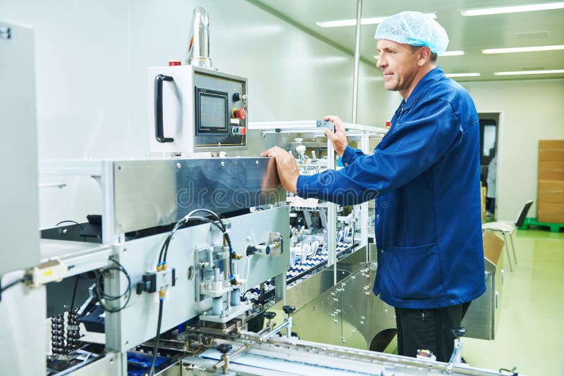 Operaio farmaceutico immagine stock. Immagine di farmacia - 61140453