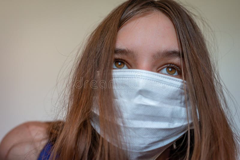 Operaio Ospedaliero Che Indossa Una Maschera Protettiva, Ragazza ... Operaio Ospedaliero Che Indossa Una Maschera Protettiva, Ragazza ...