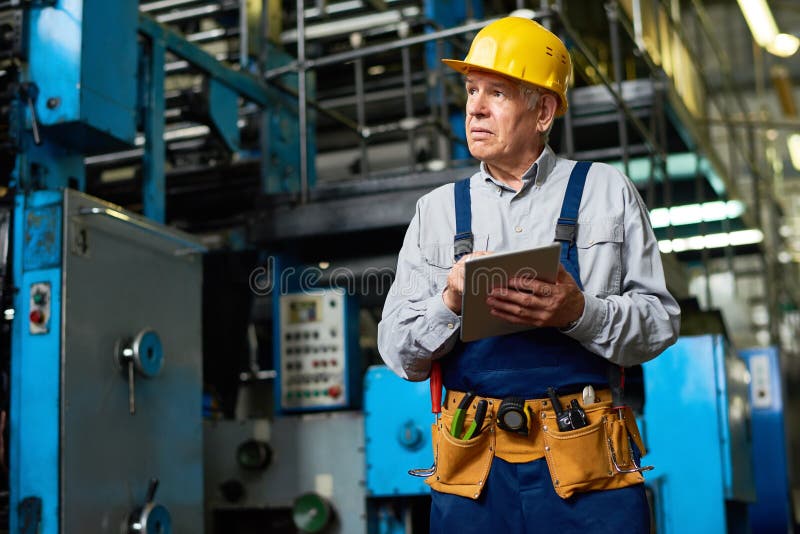 Operaio Senior Working Alla Catena Di Imballaggio Immagine Stock ...