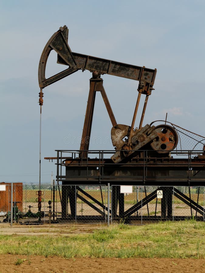 Operating oil and gas well stock image. Image of barrel - 32529001
