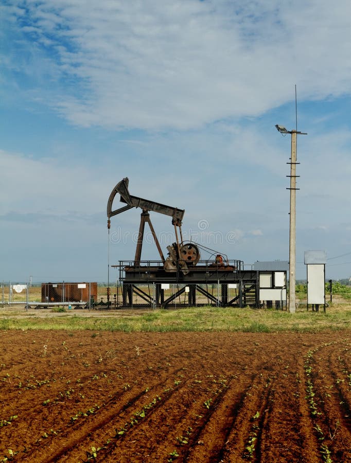 Operating oil and gas well stock photo. Image of cloud - 34473708