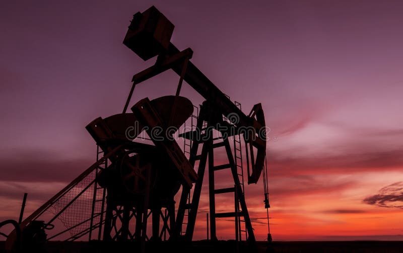 Operating Oil and Gas Well Profiled on Sunset Sky Stock Image - Image ...