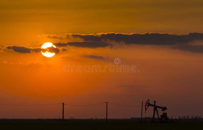 Operating Oil and Gas Well Contour, Outlined on Sunset Stock Photo ...