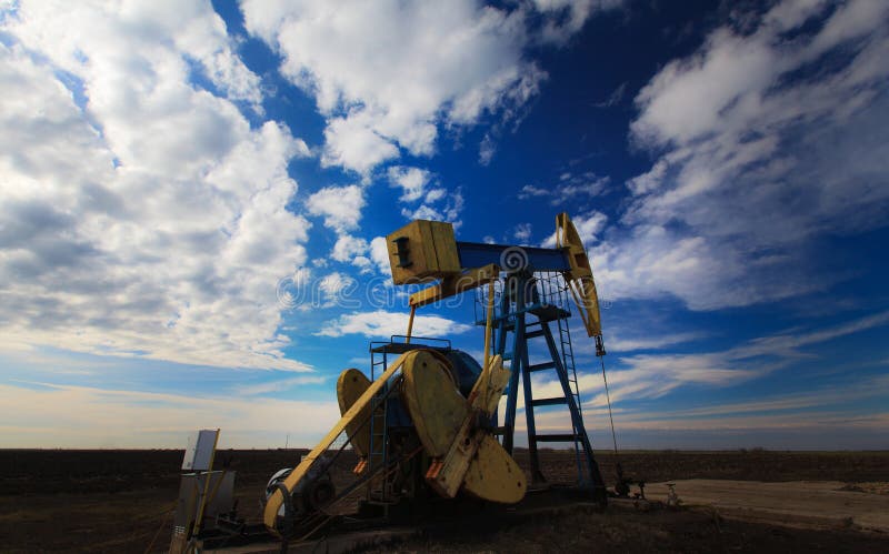 Operating Oil Well Profiled on Dramatic Cloudy Sky Stock Image - Image ...