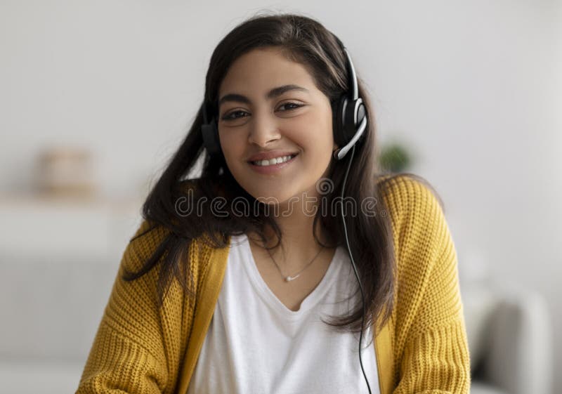 Customer Service Representative or Call Center Agent or Support Staff ...