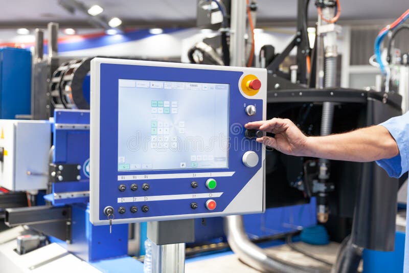 Uomo Al Lavoro Su Una Macchina Programmabile Immagine Stock - Immagine ...