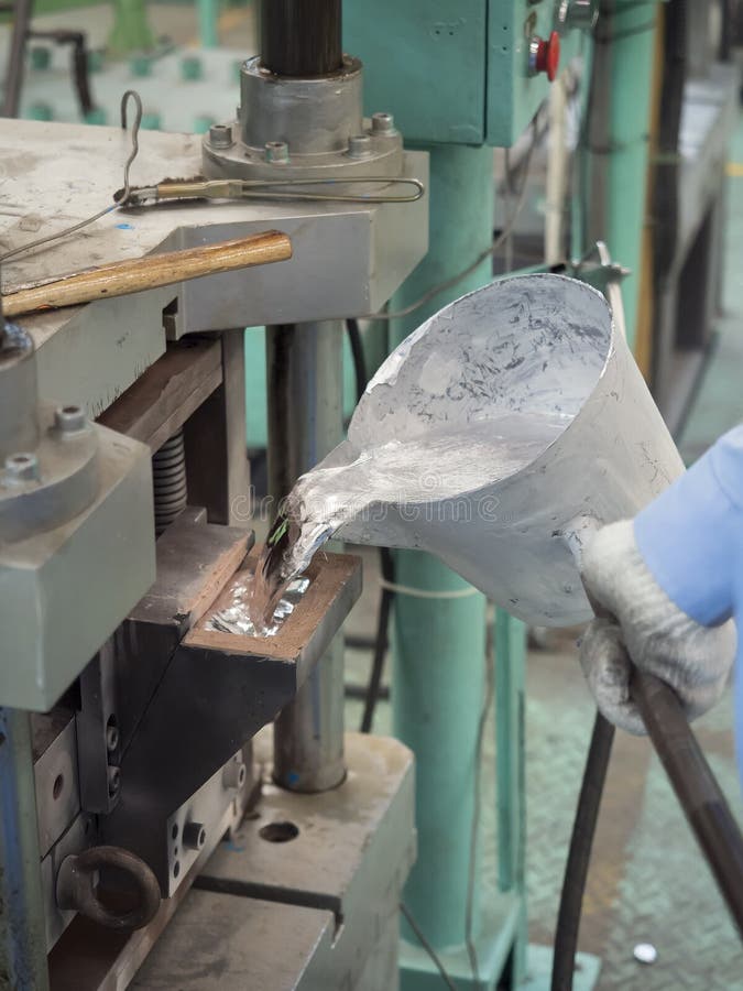 Operatore Che Versa Alluminio Fuso Fotografia Stock - Immagine di ...
