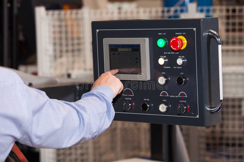 Operatore di macchina CNC immagine stock. Immagine di automatizzato ...