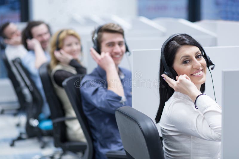 Operatore Di Call Center Della Giovane Donna in Cuffia Avricolare Sul ...