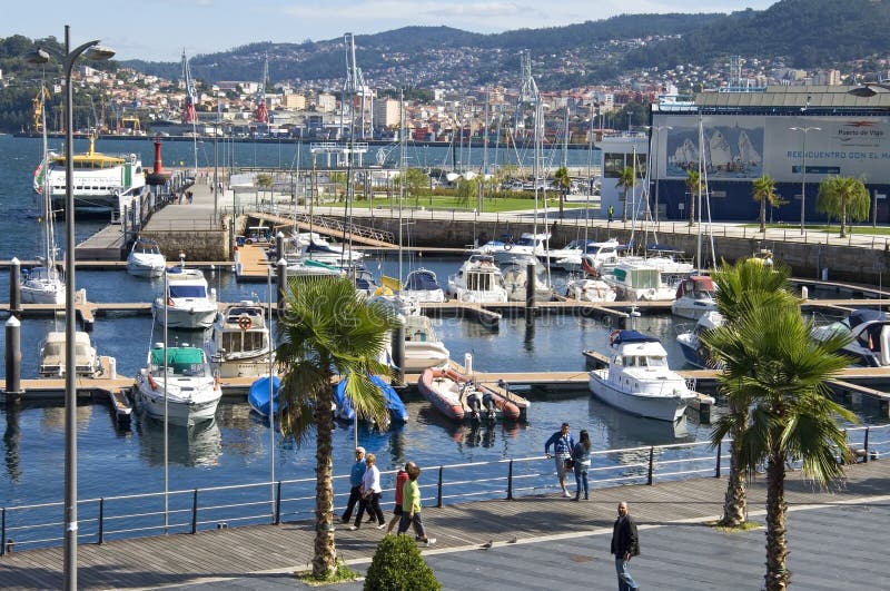 Opinião Da Cidade De Vigo Com Porto E Porto Imagem de Stock Editorial ...