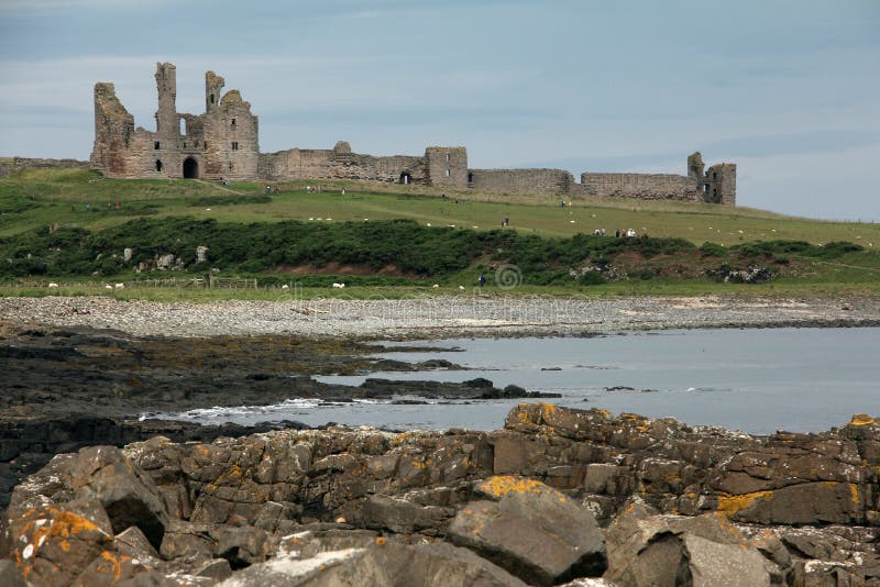 Opinião Do Castelo De Dunstanburgh Imagem de Stock - Imagem de poderoso ...