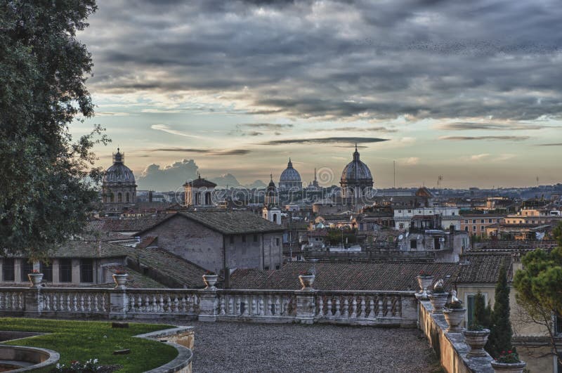 Opinión De La Puesta Del Sol De Roma Imagen de archivo - Imagen de ...