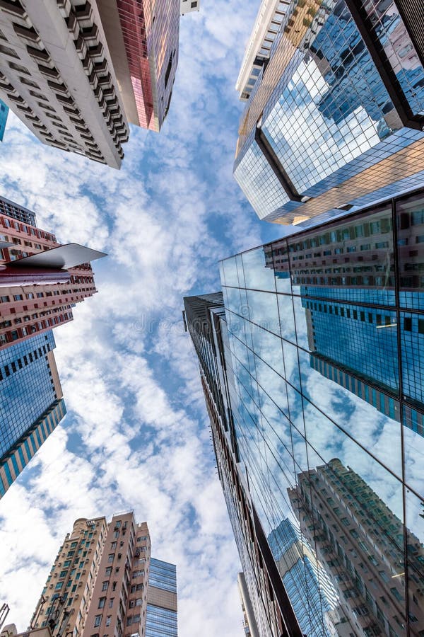 Opinión De Perspectiva Del Edificio Moderno Imagen de archivo - Imagen ...