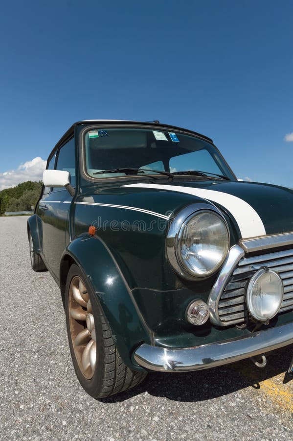 Detalle de Mini Cooper foto de archivo. Imagen de retro - 58825028