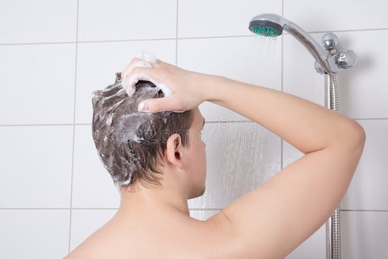 Opinião Traseira O Homem Atrativo Novo Que Tem Um Chuveiro Foto De Stock Imagem De Limpo