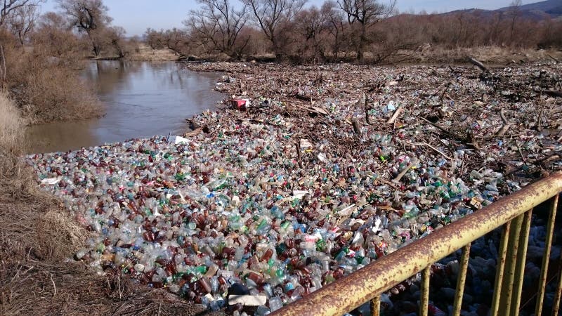 Vervuiling Door Plastic Afval in Een Rivier Stock Foto - Image of ...
