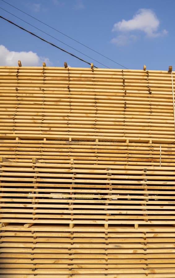 Opslag Van Loodsen Van Houten Planken Op De Zagerij. Borden Zijn ... Opslag Van Loodsen Van Houten Planken Op De Zagerij. Borden Zijn ...
