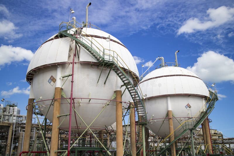 Opslagtank stock foto. Image of haven, depot, chemie - 32290134