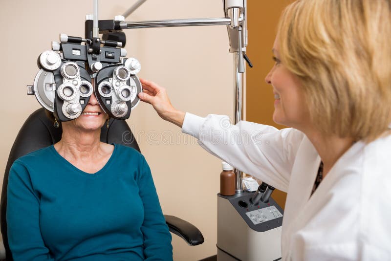 Optiker Examining Patients Vision Stockbild - Bild von objektiv ...
