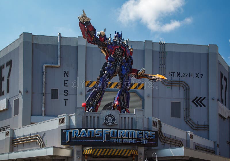 Optimus Prime Robot at Transformers the Ride 3D at Universal Studios ...